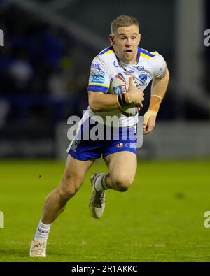Matt Dufty of Warrington Wolves makes a break during the Betfred Super ...