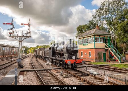 BR 'Q' class 0-6-0 No. 30541 approaches Horsted Keynes on the Bluebell ...