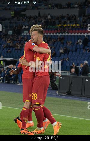 Remi Oudin of US Lecce jubilates with Lameck Banda of US Lecce after ...