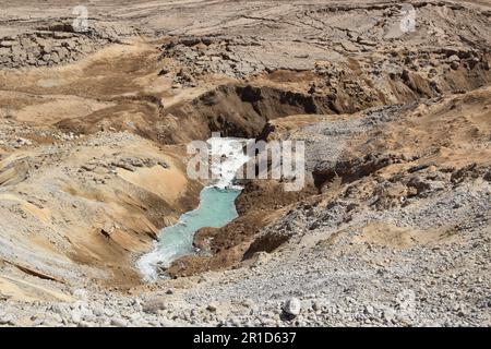 Sinking sea level, sinkholes and salt crystals - Coast of the Dead Sea ...