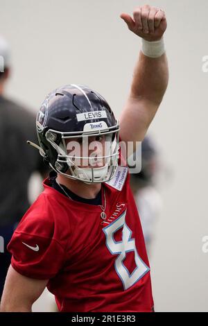Tennessee Titans quarterback Will Levis, left, hands off to running ...