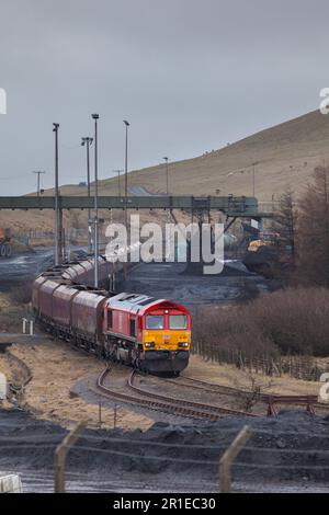 Loading a DB Cargo rail UK freight train at Cwmbargoed disposal point ...