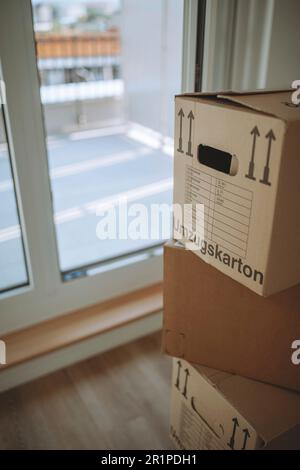 Moving boxes in the new apartment Stock Photo - Alamy