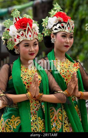Indonesia, Java, Probolinggo. Traditional Javanese dancers Stock Photo ...