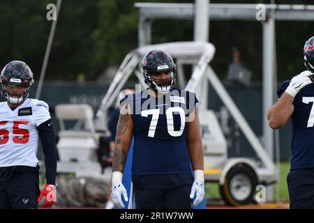 Houston Texans center Juice Scruggs walks on the sideline during an NFL ...