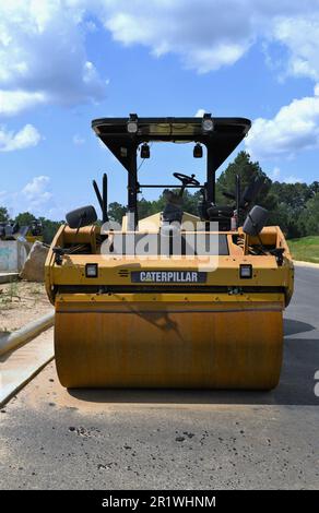 Caterpillar Versa Vibe CB64 vibrating asphalt compactor Stock Photo - Alamy