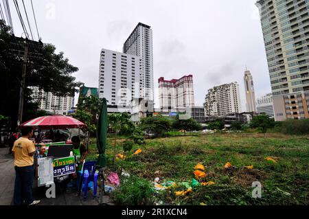 Empty large plot of land on the corner of Phetchaburi Road and Phaya ...