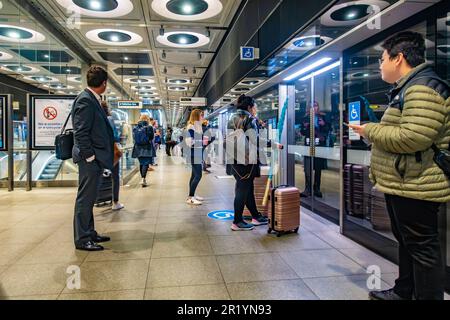 London Paddington Elizabeth line platform Stock Photo - Alamy