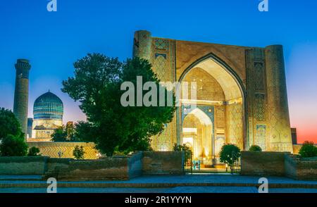 Bibi Khanym Mosque at night in Samarkand, Uzbekistan. In the 15th ...