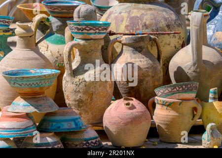 Exposition of traditional old Uzbek pottery Stock Photo - Alamy