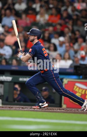 Chicago Cubs' Kyle Tucker (30) runs to first during a baseball game ...