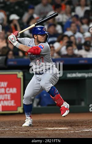 Chicago Cubs' Seiya Suzuki, right, flies out to right field during the ...