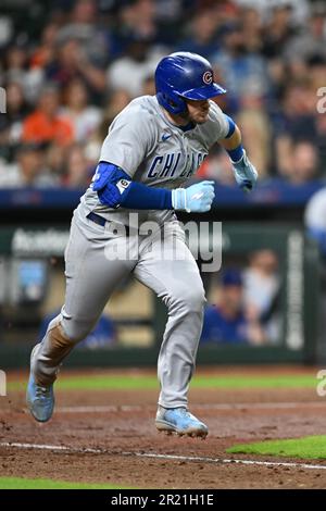 Chicago Cubs left fielder Ian Happ (8), right, is tagged out at home ...