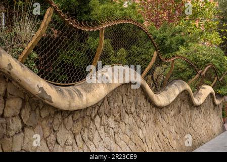Fence with wavy shapes on the Miralles door, a little-known work by ...