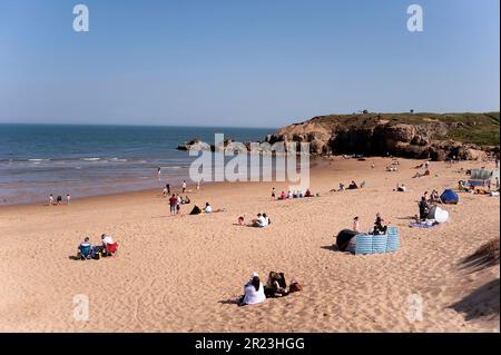 Summer crowds on Sandhaven Beach, South Shields Stock Photo - Alamy