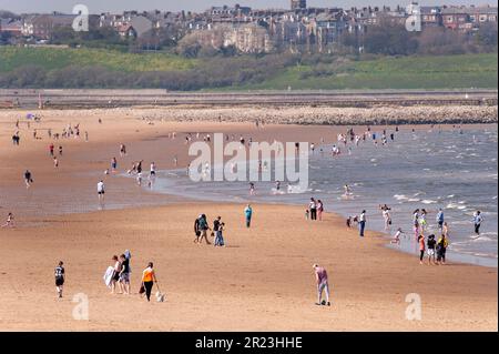 Summer crowds on Sandhaven Beach, South Shields Stock Photo - Alamy