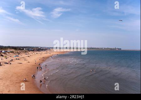 Summer crowds on Sandhaven Beach, South Shields Stock Photo - Alamy