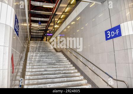 Villach, Bahnhof, Treppe, Bahnsteig, Aufgang, Betreten verboten, Halt ...