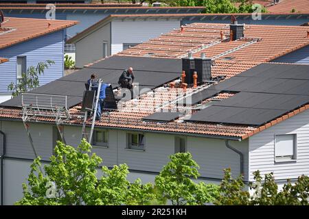 Hair, Deutschland. 17th May, 2023. Detached house with photovoltaic ...