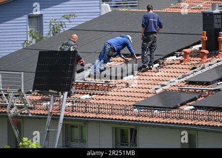 Hair, Deutschland. 17th May, 2023. Detached house with photovoltaic ...