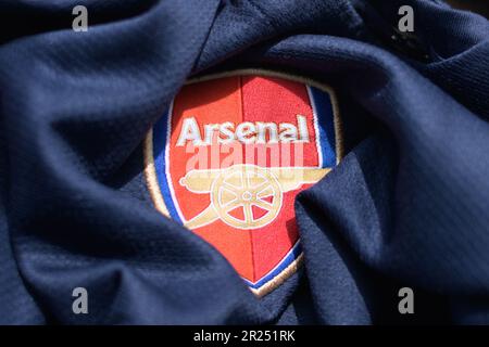 Arsenal Football club badge on shirt Stock Photo - Alamy