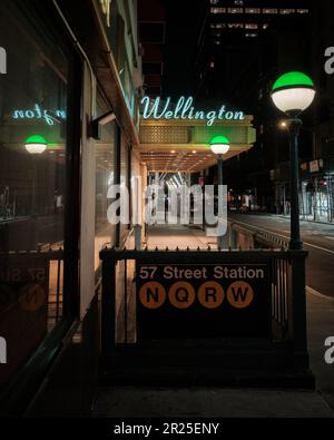 Wellington Hotel vintage neon sign at night, Manhattan, New York Stock ...