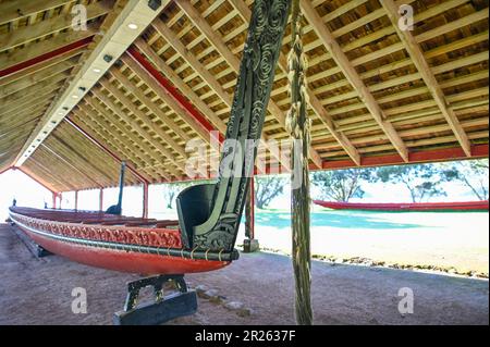 Whare Waka canoe house with largest Maori war canoe Ngatokimatawhaorua ...