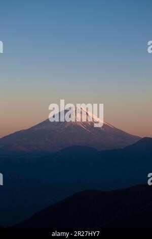 Mount Fuji stained with the setting sun from Mount Kushigatayama Stock ...