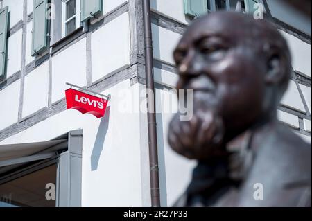 Buttenheim, Germany. 05th May, 2023. The Levi's brand logo and a statue ...