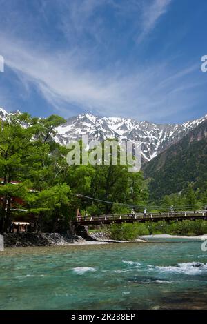 Hotaka mountain range and Kappabashi bridge, green Kamik?chi Stock ...