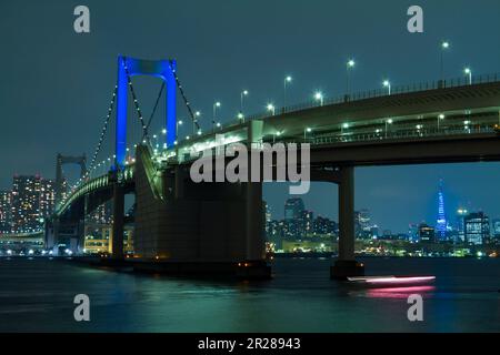 Rainbow Bridge lit up in pink and Tokyo Tower Stock Photo - Alamy