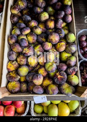 Fresh figs with price tag in cartons at a market stall, Germany Stock ...