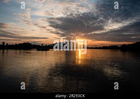 Night natural scence, Good night The golden light from the setting sun ...