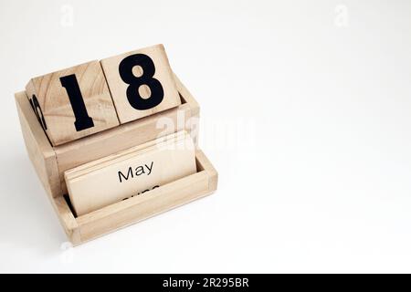 Wooden perpetual calendar showing the 18th of July Stock Photo - Alamy