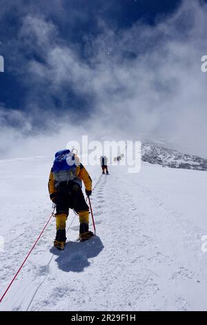Climbers on Everest North Side Stock Photo - Alamy
