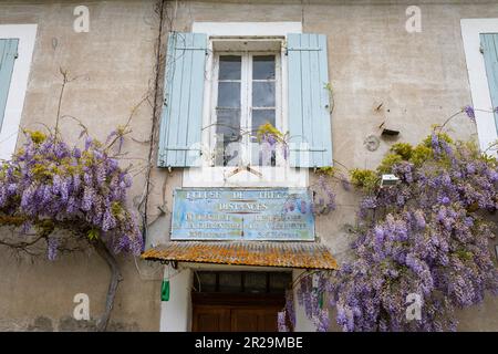 Sluice house at the lock of Treboul, Canal du Midi, France Stock Photo ...
