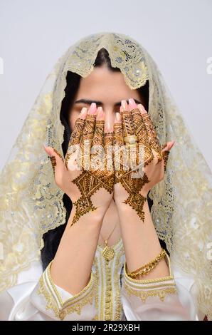 Hand with Moroccan Henna . morocco wediing Stock Photo - Alamy