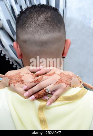 A moroccan wedding couple hands Stock Photo - Alamy