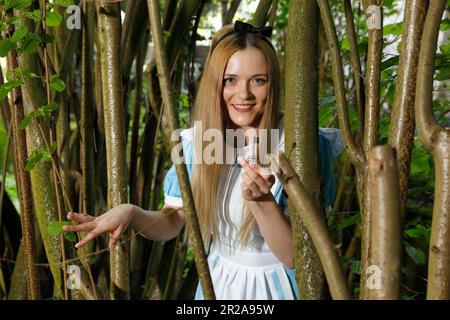 GEEK ART - Bodypainting and Transformaking: Alice in Wonderland ...
