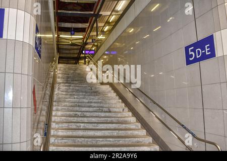 Villach, Bahnhof, Treppe, Bahnsteig, Aufgang, Betreten verboten, Halt ...