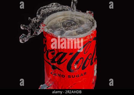 Can of coca cola with water being splashed over it Stock Photo - Alamy