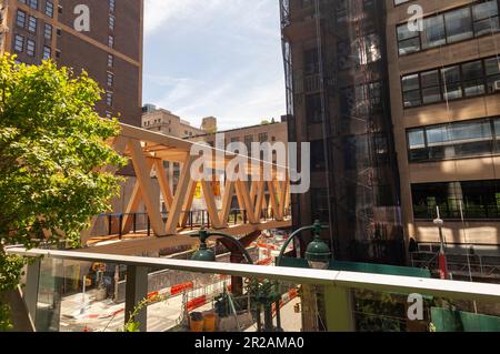 The High Line-Moynihan connecting bridge is installed over Dyer Avenue ...