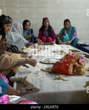 Gurdwara Kitchen, New Dehi, India Stock Photo - Alamy