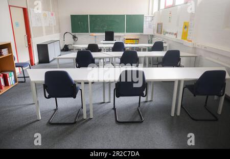 Hameln, Germany. 11th May, 2023. A female judicial officer stands in ...