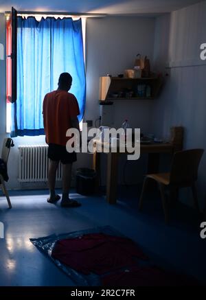 Hameln, Germany. 11th May, 2023. A young inmate stands in his cell at ...
