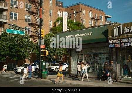 Street scene in Flushing, Queens, New York Stock Photo - Alamy