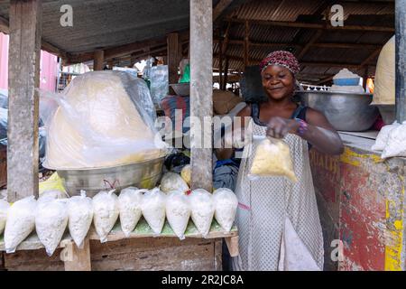 Selling cassava flour and tapioca at the weekly market in Techiman in ...