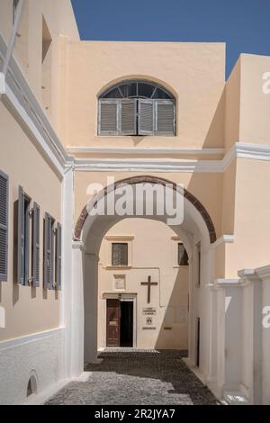 Summertime in the town of Fira on the Greek Island Santorini Stock ...