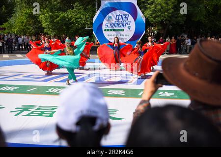 (230520) -- ILI, May 20, 2023 (Xinhua) -- A tourist takes photos of a ...