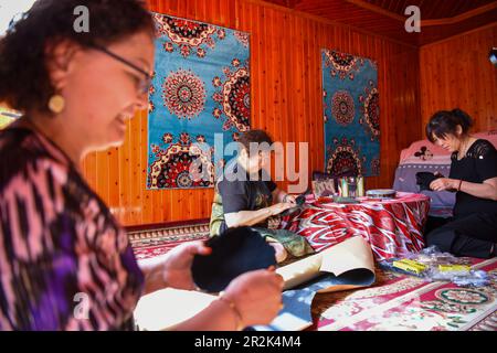 (230520) -- ILI, May 20, 2023 (Xinhua) -- A tourist takes photos of a ...